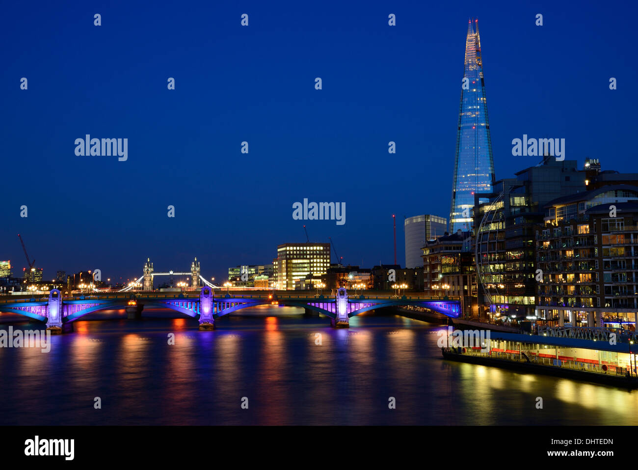 London city hall at night hi-res stock photography and images - Alamy