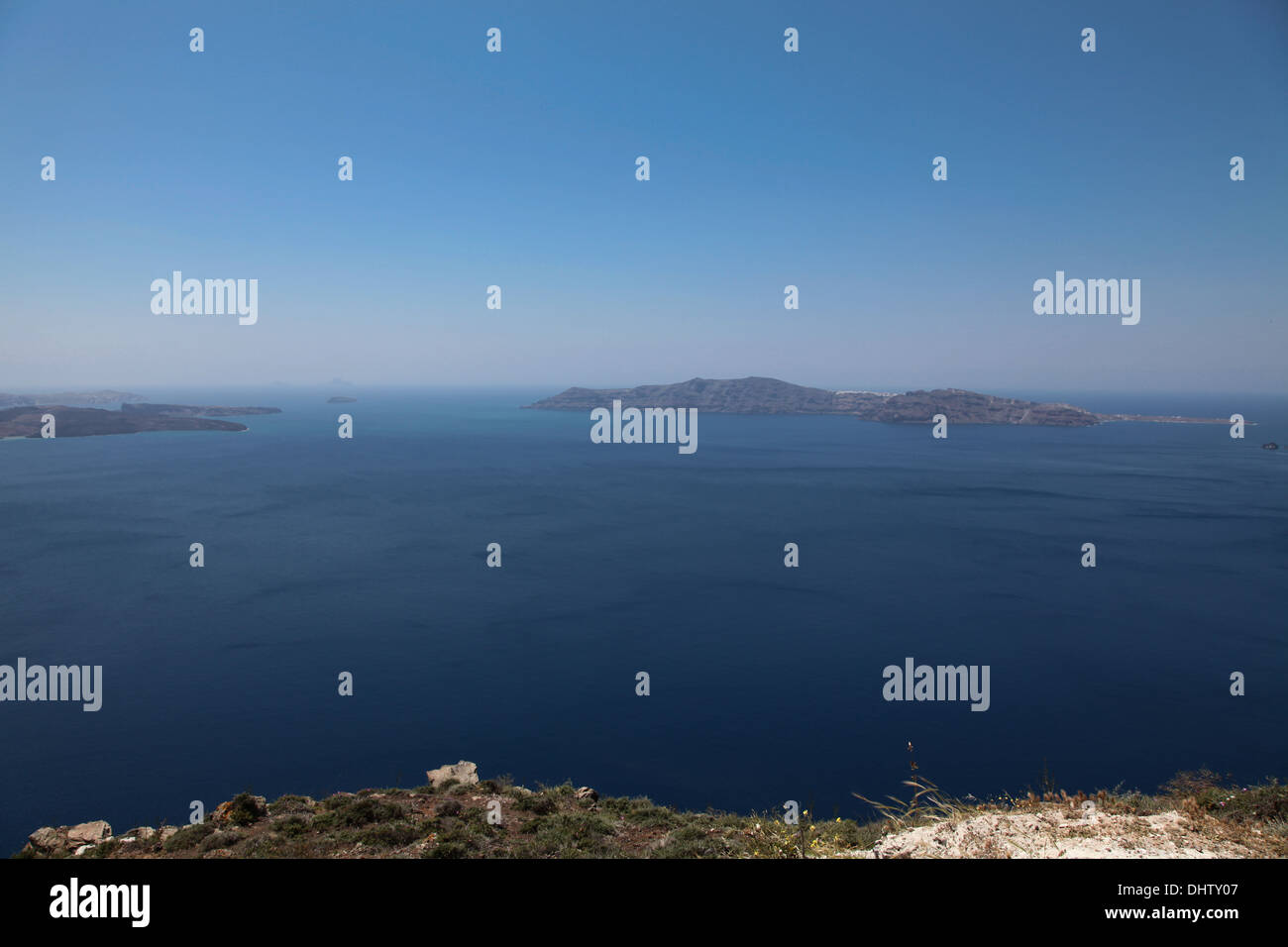 Santorini caldera sea cliff edge hi-res stock photography and images ...