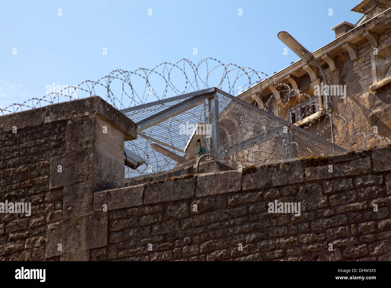 Prison wall, barbed wire Stock Photo - Alamy