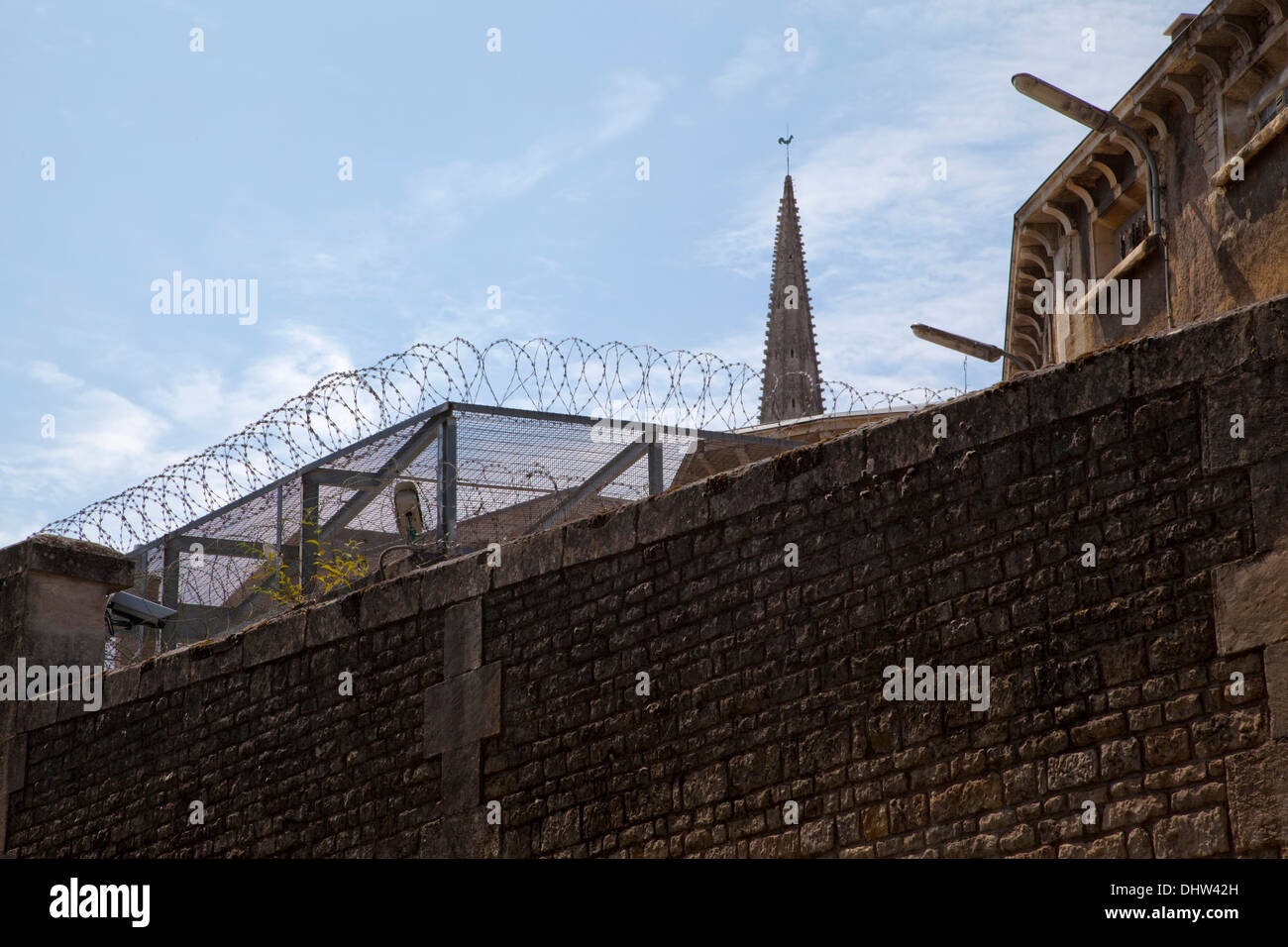 Prison wall, barbed wire Stock Photo - Alamy