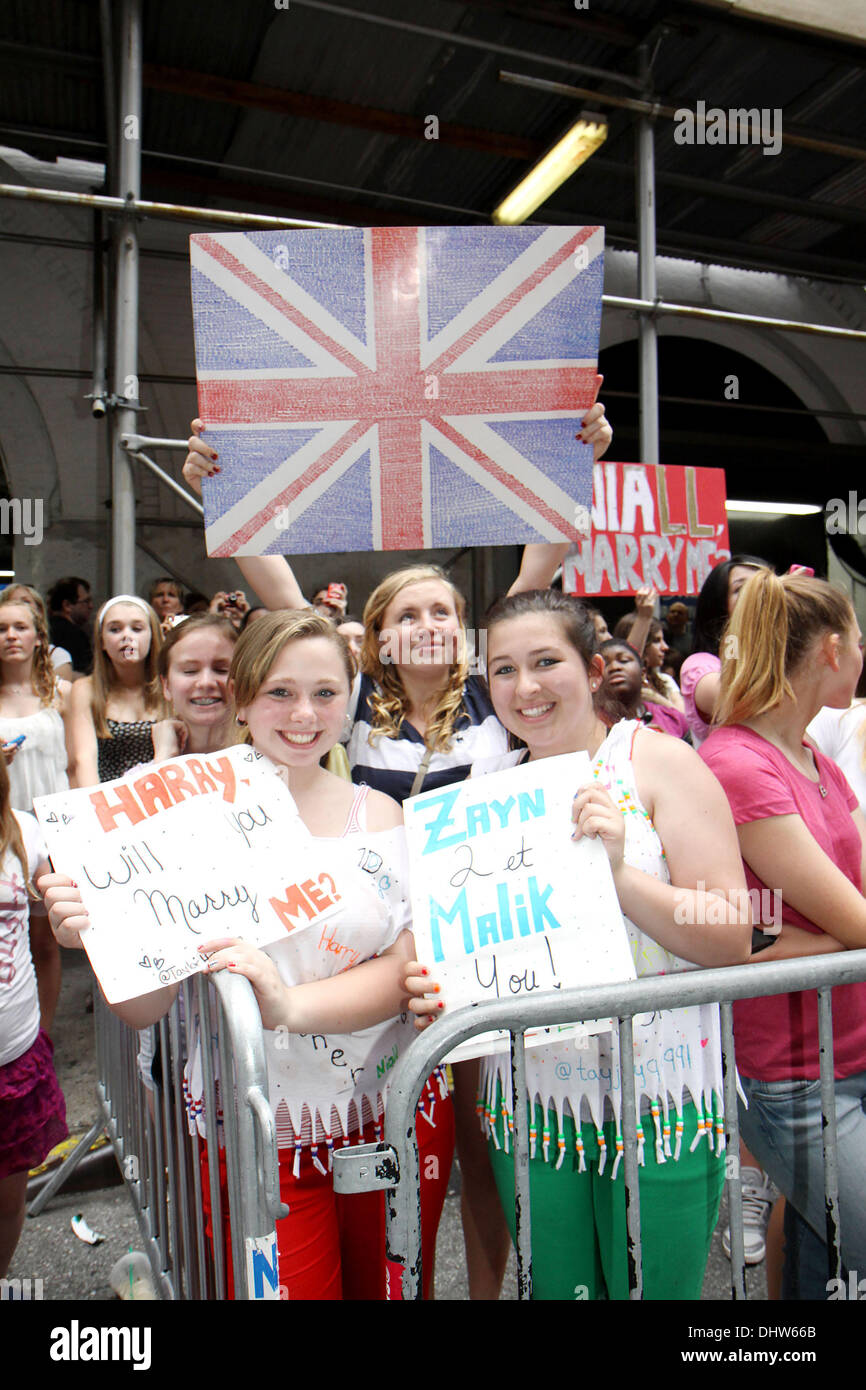 Hysterical fans hi-res stock photography and images - Alamy