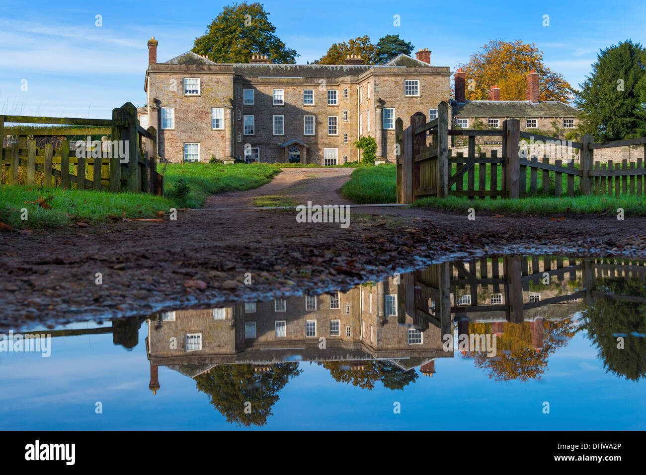 Reflection house in puddle old hi-res stock photography and images - Alamy