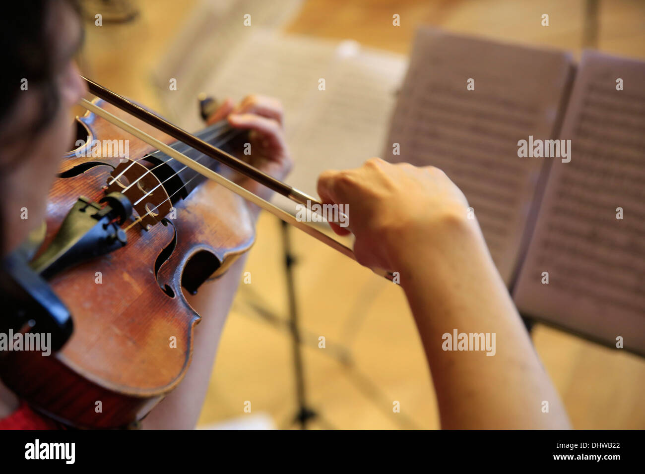Violin zoom hi-res stock photography and images - Alamy