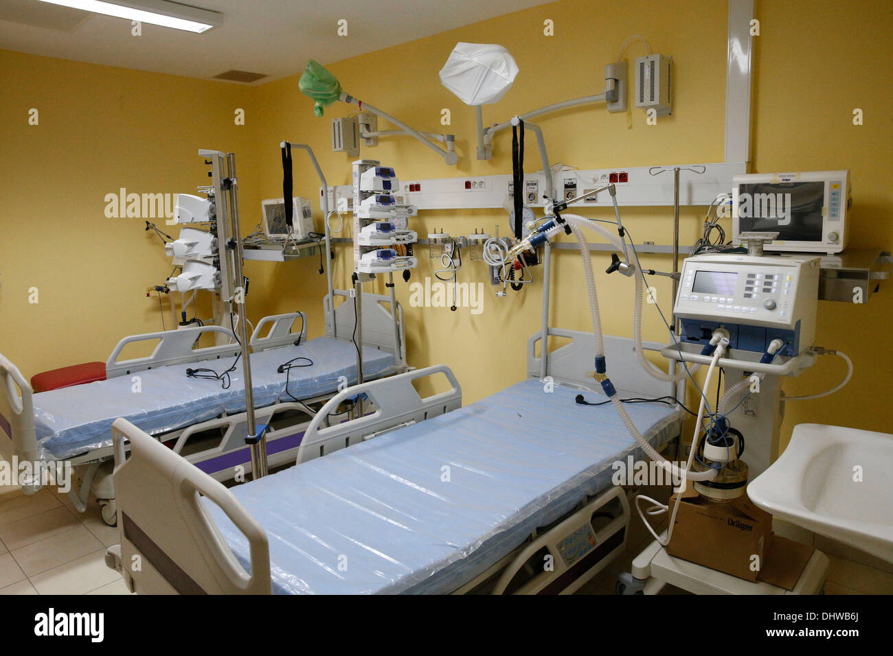 Empty icu hospital bed hi-res stock photography and images - Alamy