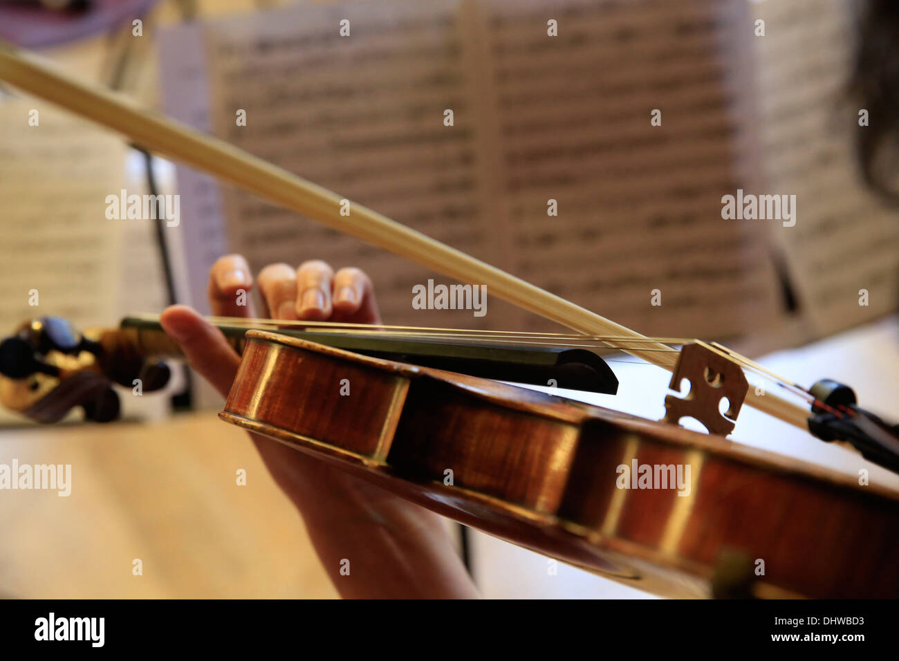 Violin zoom hi-res stock photography and images - Alamy