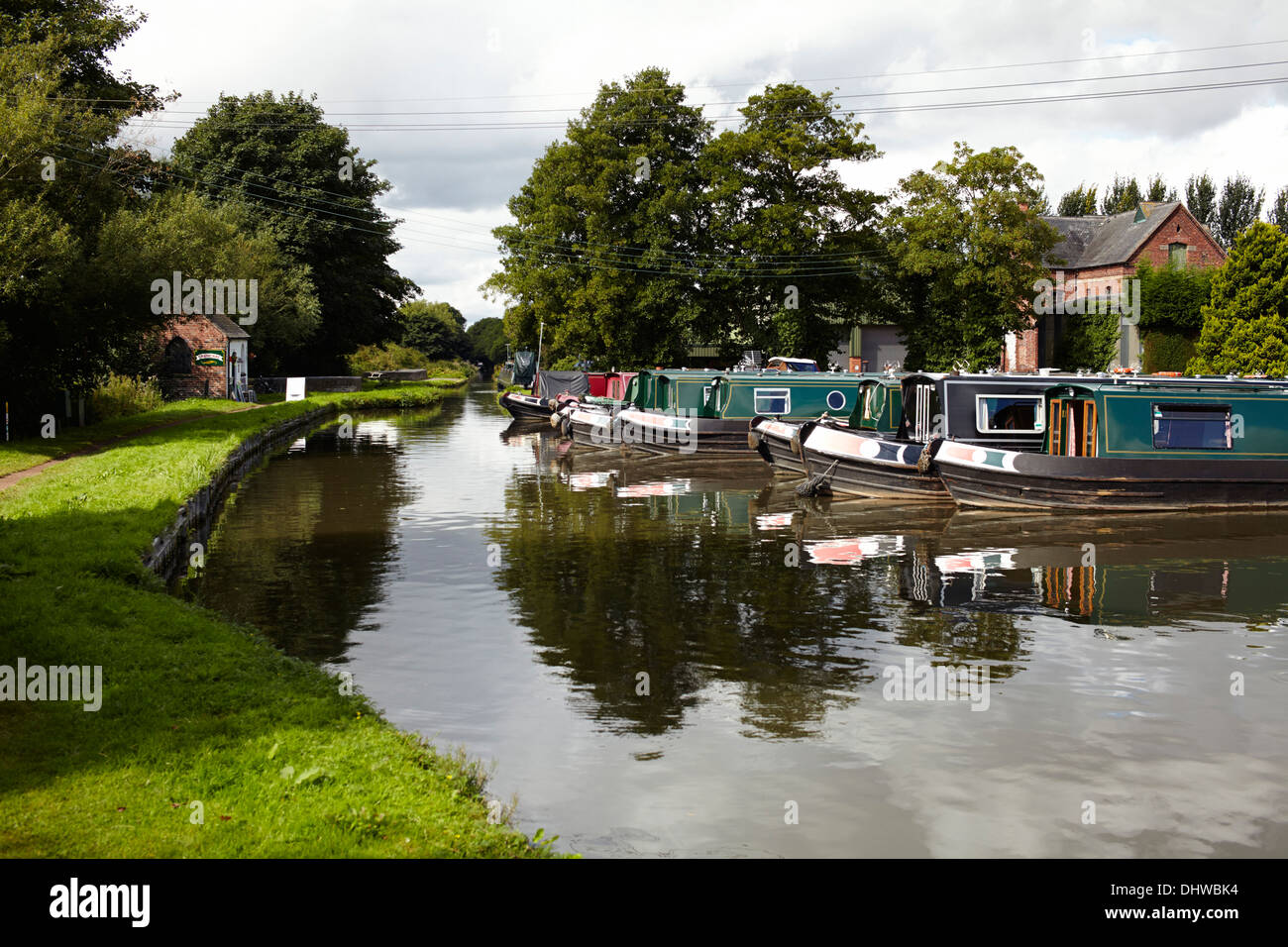 Canal boats hi-res stock photography and images - Alamy
