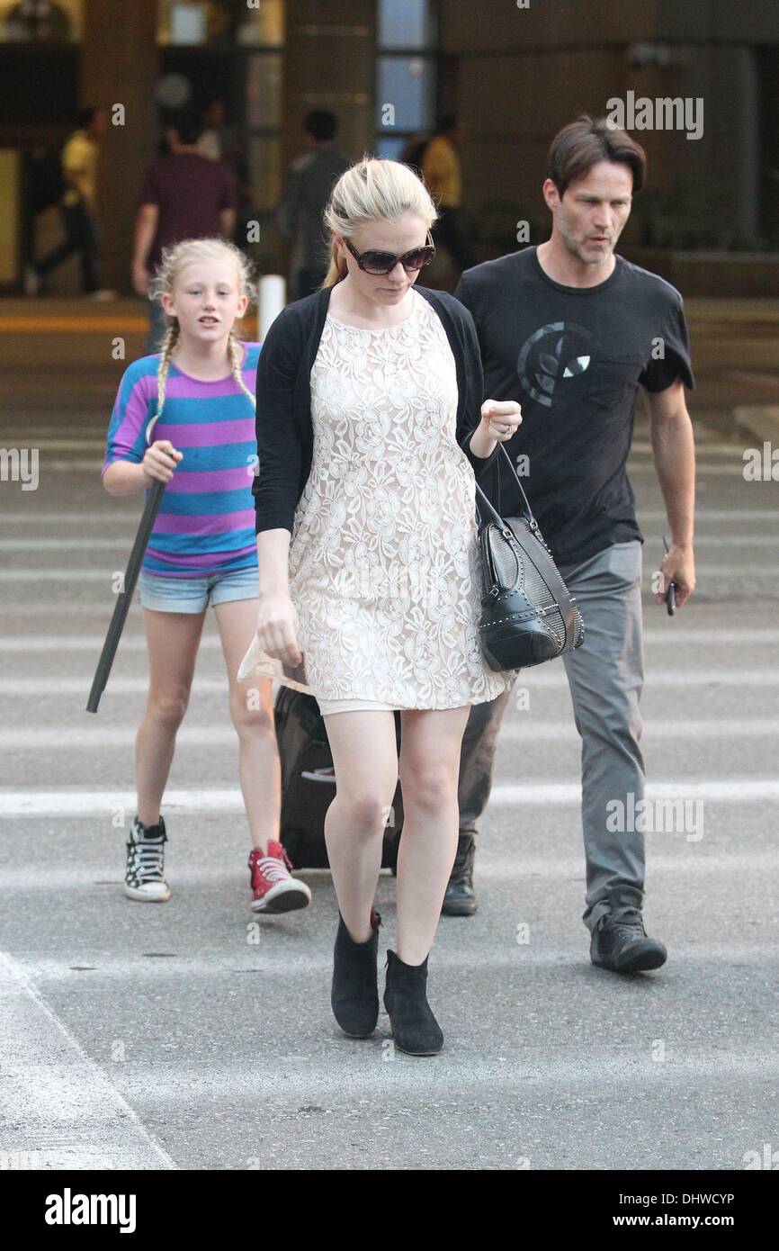 Stephen Moyer and his daughter Lilac pick up a pregnant Anna Paquin at ...