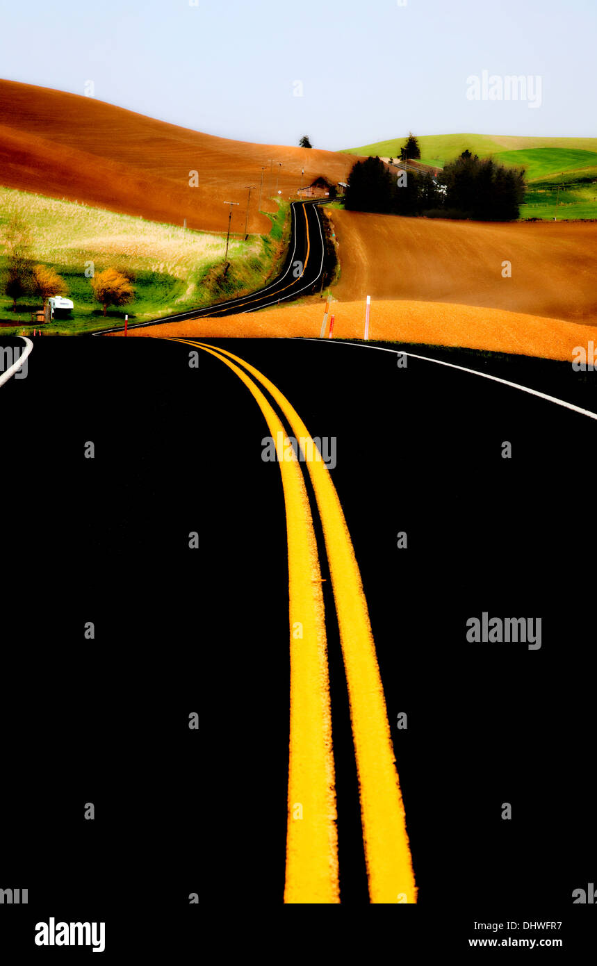 Road and yellow lines hi-res stock photography and images - Alamy