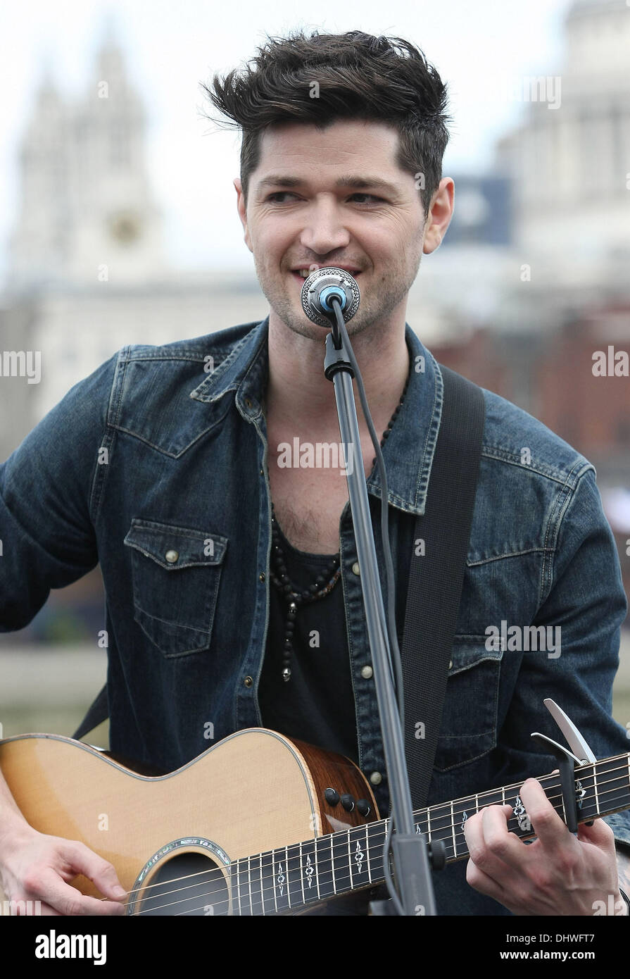 Danny o'donoghue busking hi-res stock photography and images - Alamy
