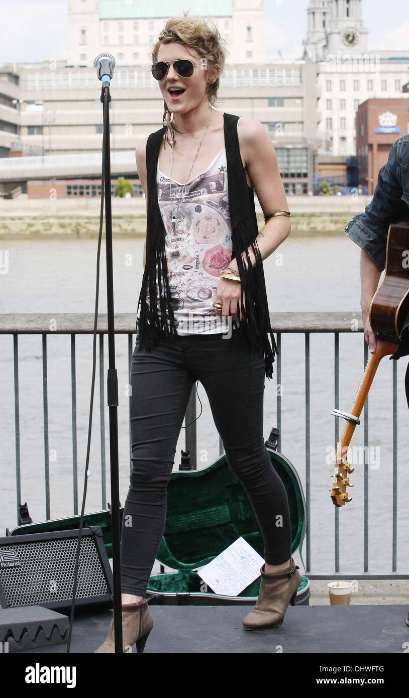 Bo bruce busking on the south bank london hi-res stock photography and ...