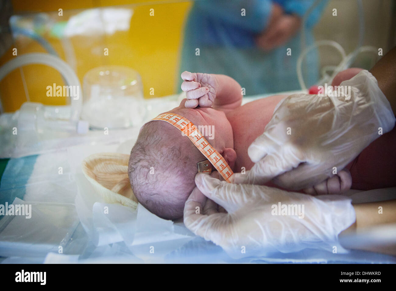 Baby head measuring hi-res stock photography and images - Alamy