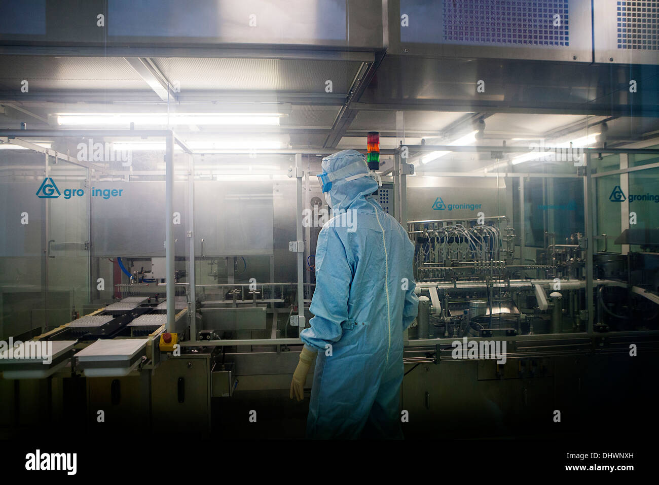 Pharmaceutical factory people hi-res stock photography and images - Alamy