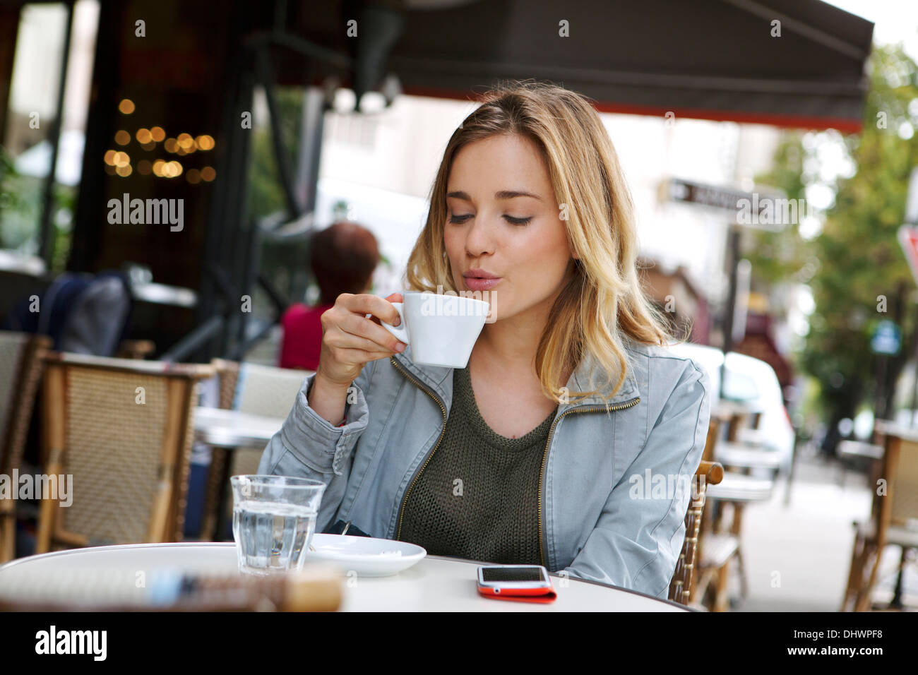 COFFEE SHOP, OUTDOOR TABLES Stock Photo - Alamy