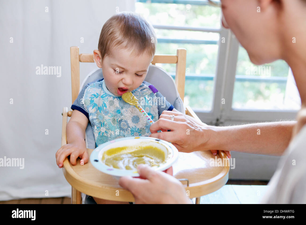 Parent child eating plate hi-res stock photography and images - Alamy