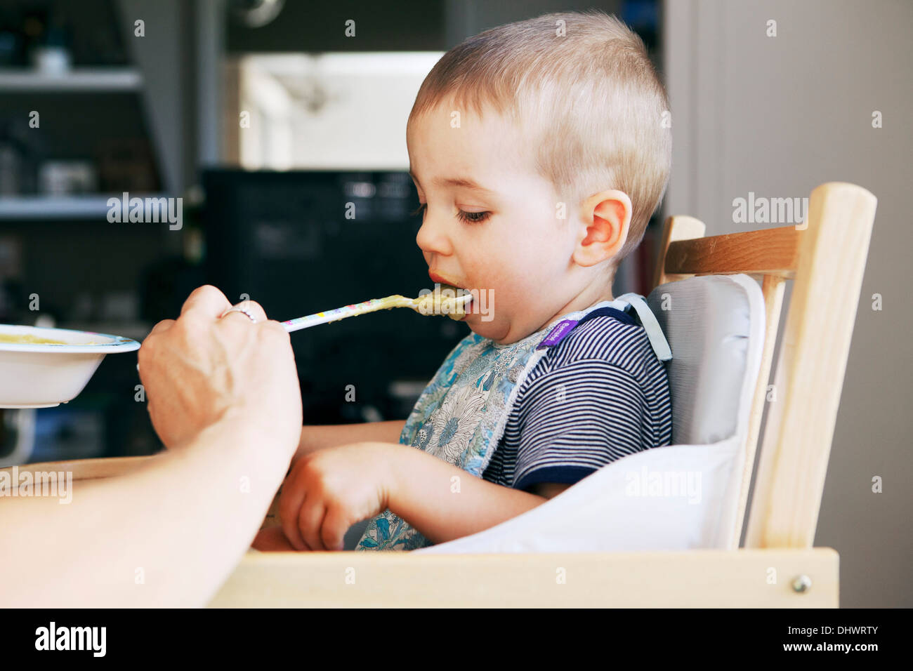 Parent child eating plate hi-res stock photography and images - Alamy