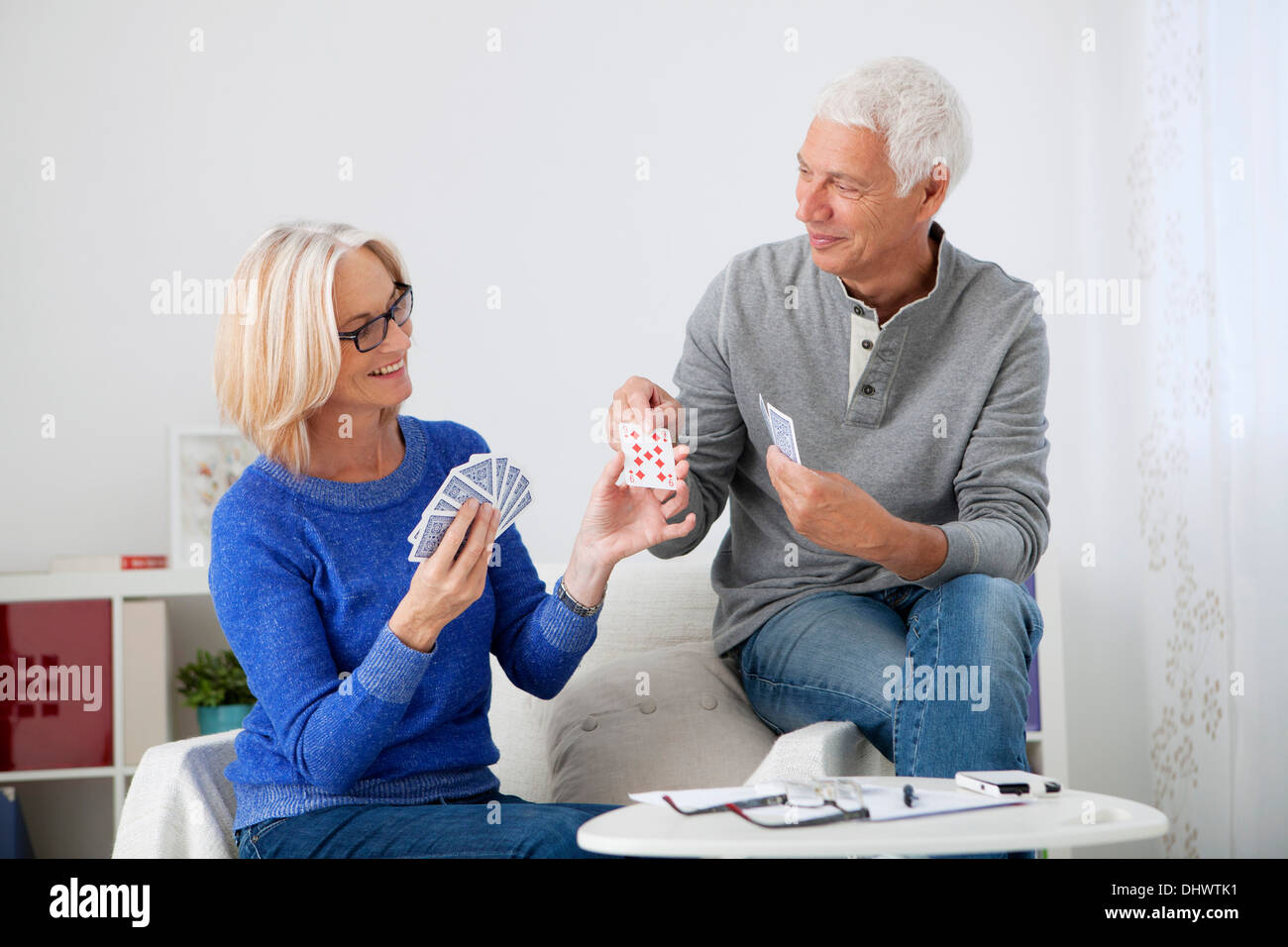 COUPLE PLAYING CARDS Stock Photo - Alamy
