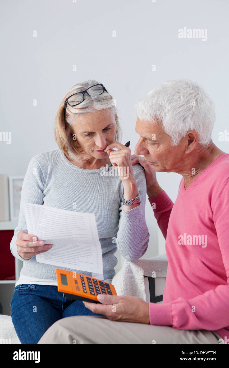 Seniors couple paperwork hi-res stock photography and images - Alamy