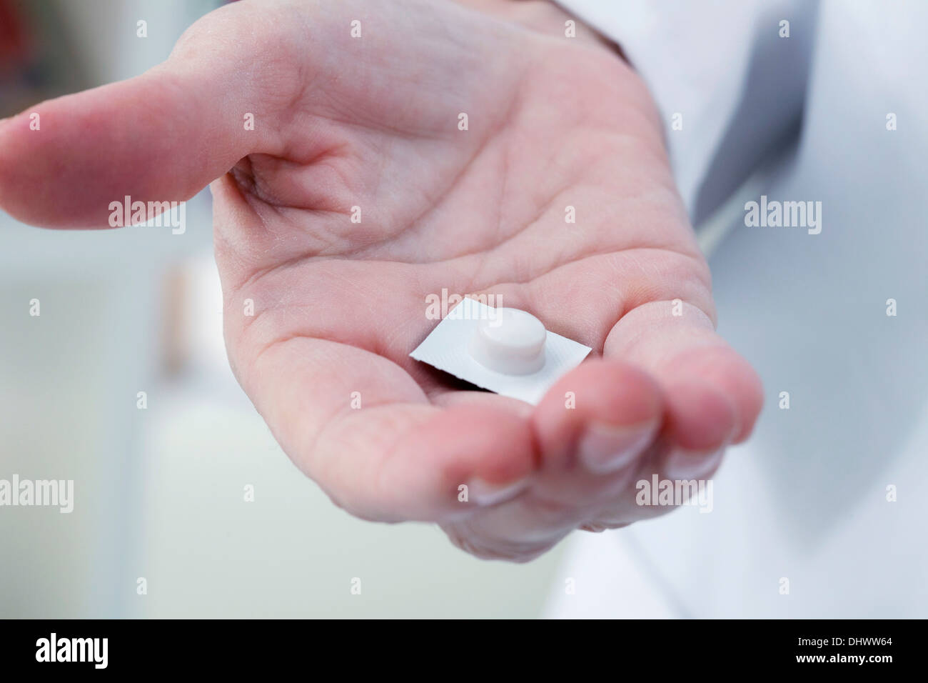 Chemist tablets hand hi-res stock photography and images - Alamy
