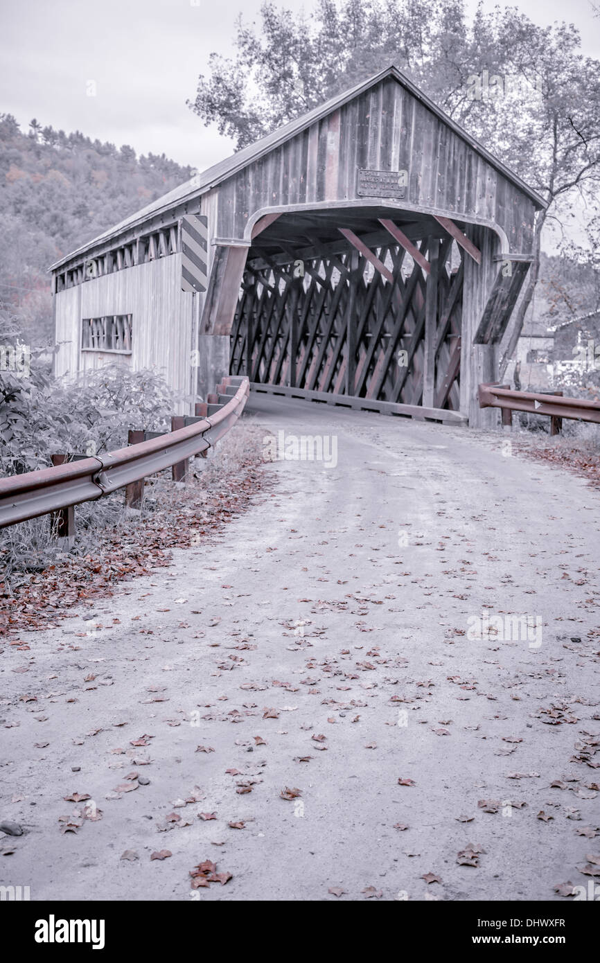 Country road wooden bridge hi-res stock photography and images - Alamy