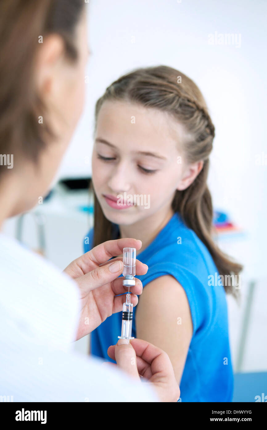 Doctor preparing injection child hi-res stock photography and images ...