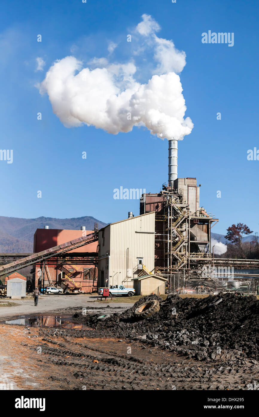 Jackson Paper Manufacturing plant with smoke stack in the Smoky ...