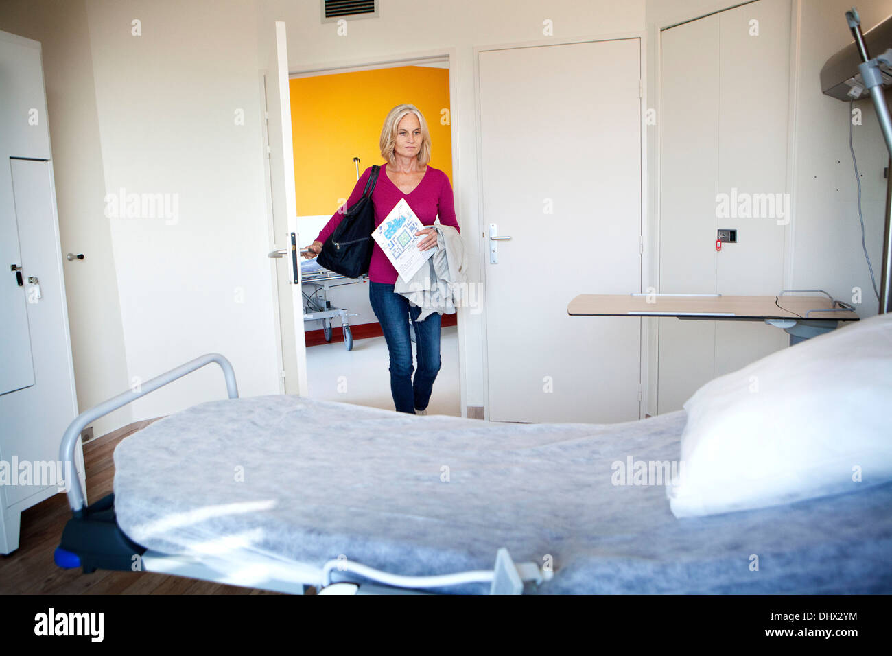 Hospital admission, elderly patient hi-res stock photography and images ...