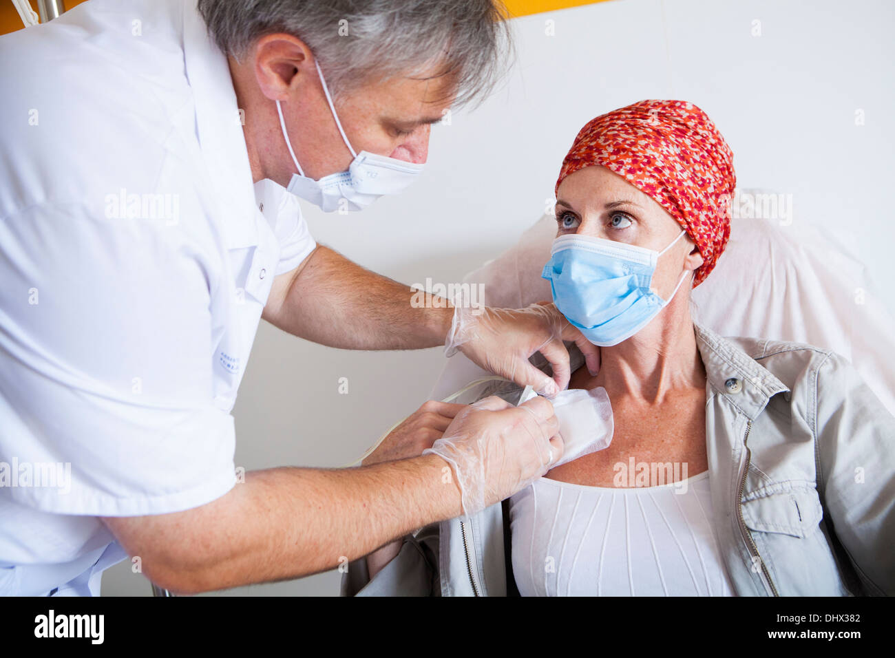 Chemotherapy nurse hi-res stock photography and images - Alamy