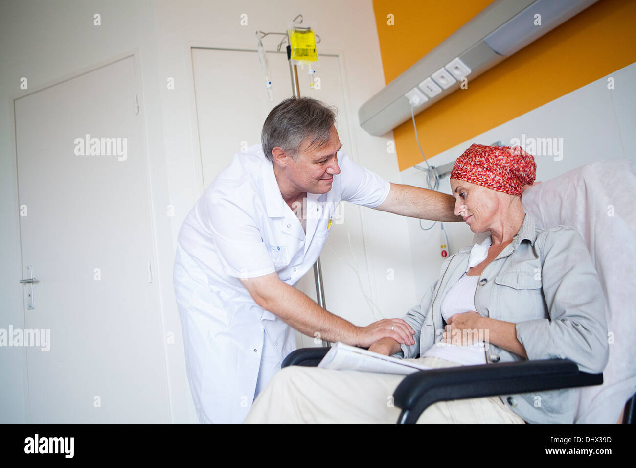 Chemotherapy, patient and doctor hi-res stock photography and images ...
