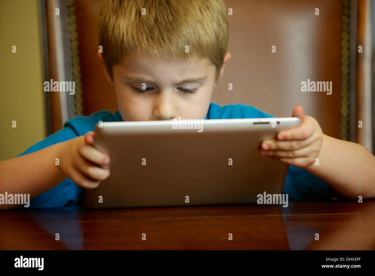 Kids using technology Stock Photo - Alamy