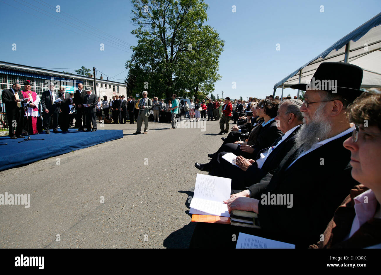 Crowd gathered gates hi-res stock photography and images - Alamy