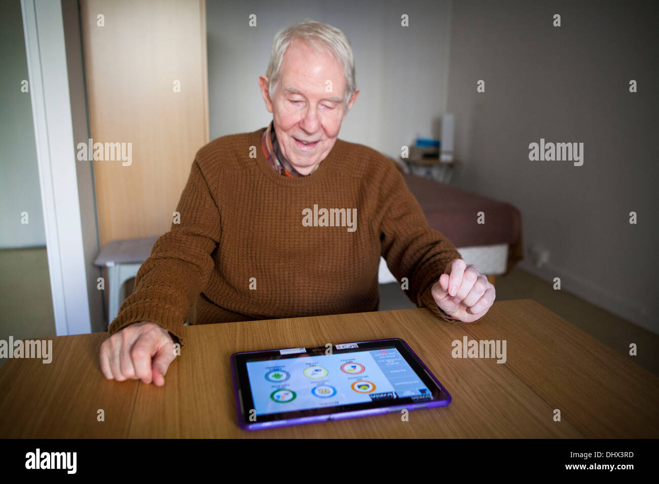 Tablet person hi-res stock photography and images - Alamy