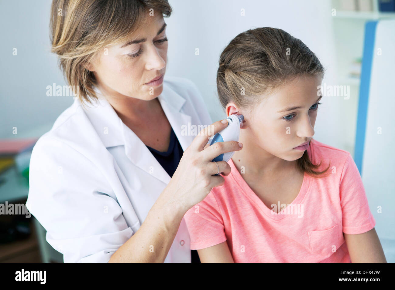 Doctor thermometer child ear hi-res stock photography and images - Alamy