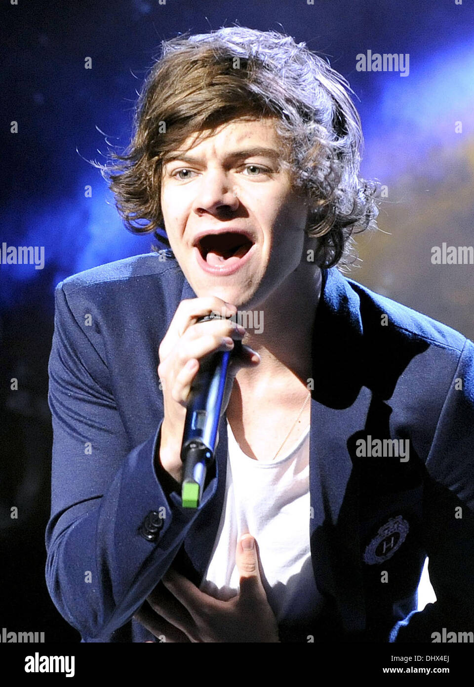 Harry styles smiles hi-res stock photography and images - Alamy