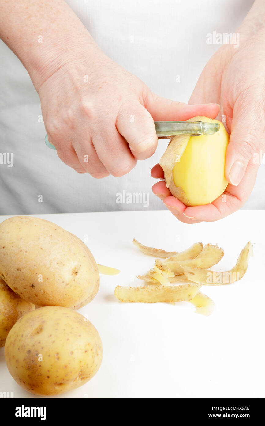 Peeling vegetables hi-res stock photography and images - Alamy