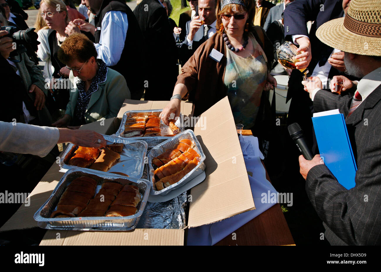 University crowd gate hi-res stock photography and images - Alamy