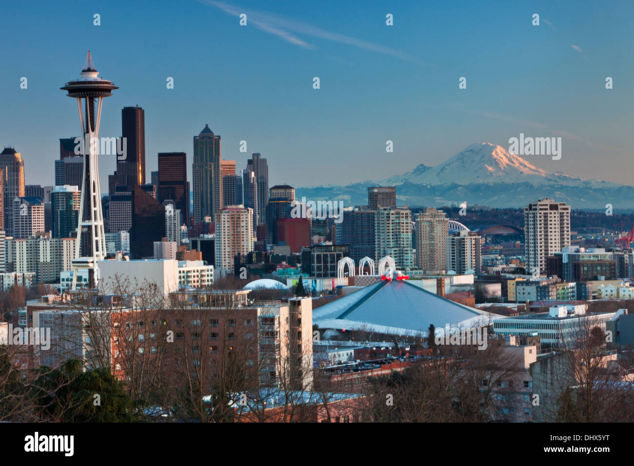 The Seattle city skyline at sunset with Mount Rainier in the background ...