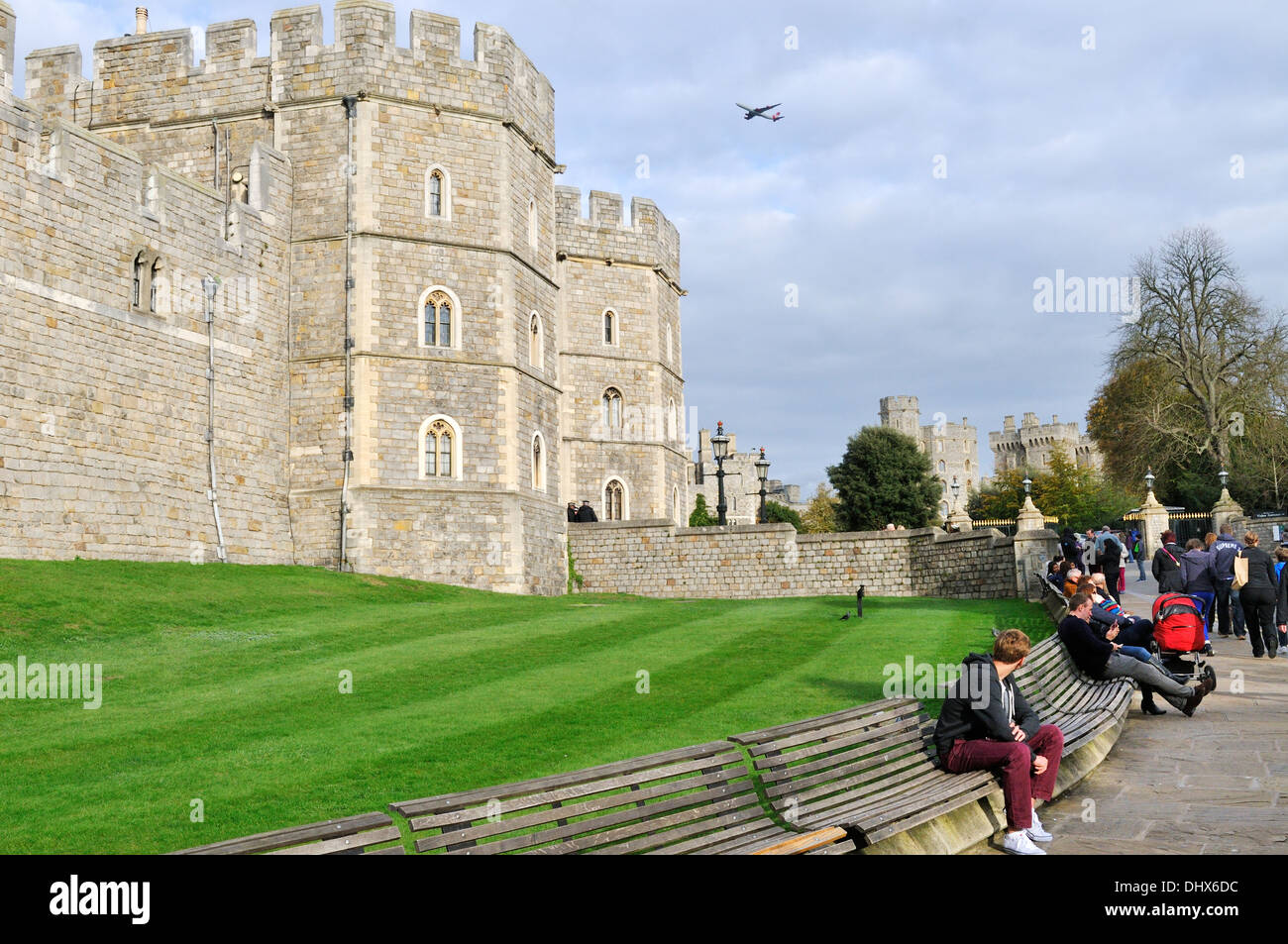 Windsor castle towers hi-res stock photography and images - Alamy