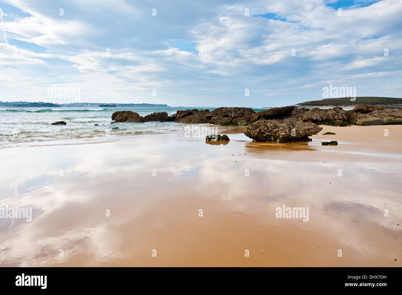 Tidal foam hi-res stock photography and images - Alamy