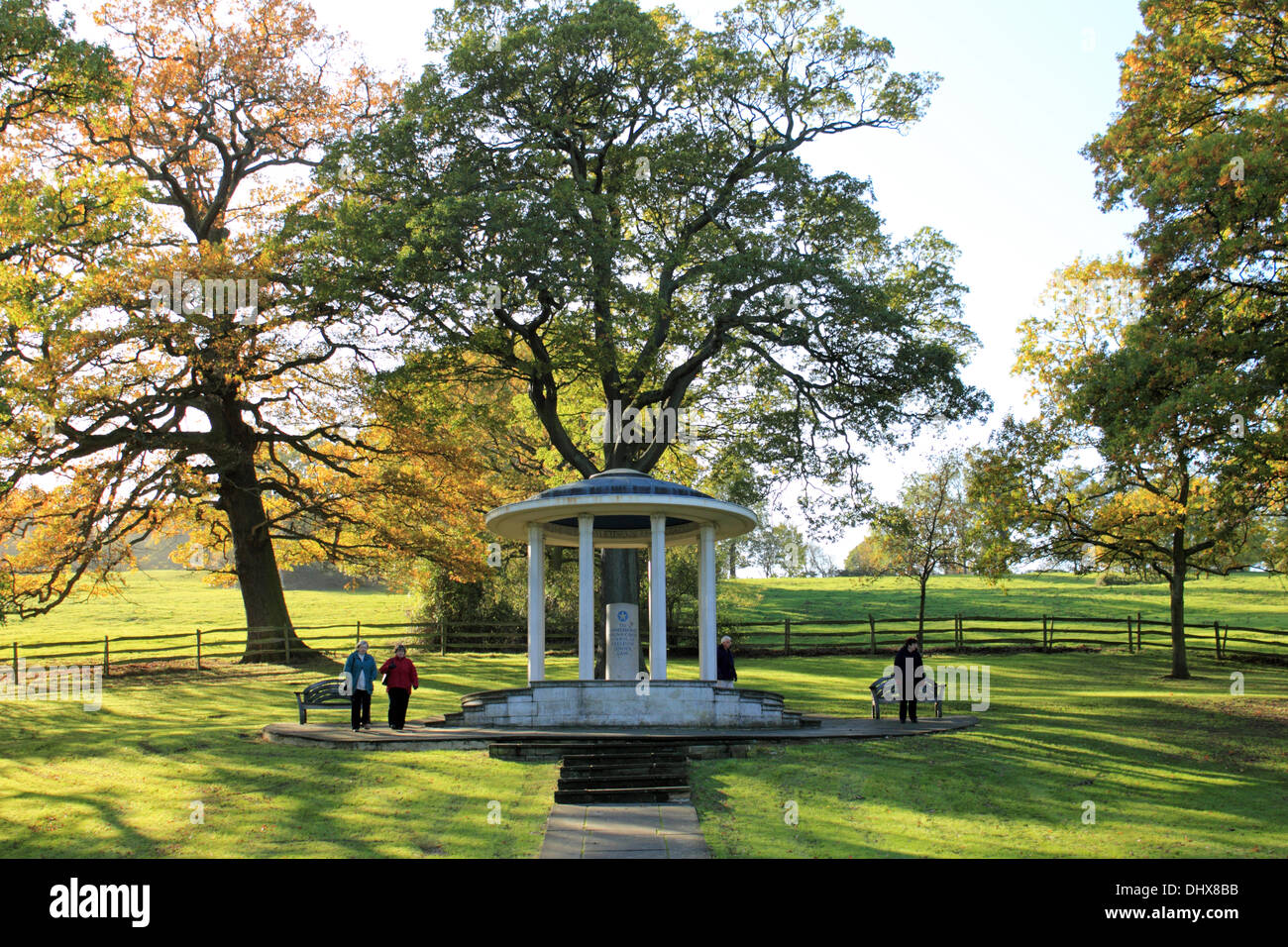 Runnymede, Surrey, UK. 15th November 2013. The autumn colours looked ...