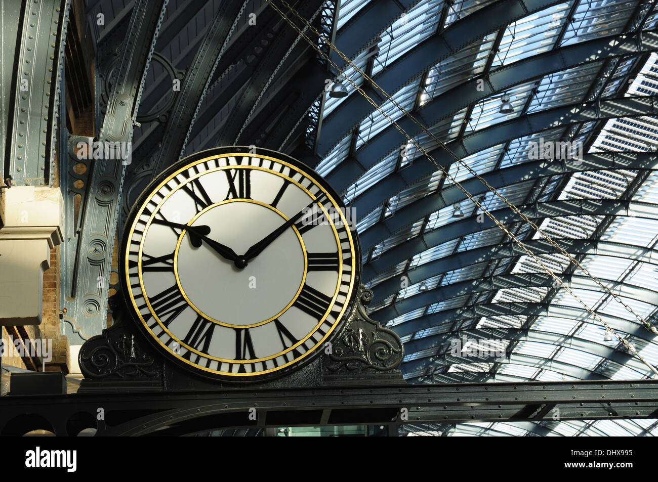 Station platform clock hi-res stock photography and images - Alamy