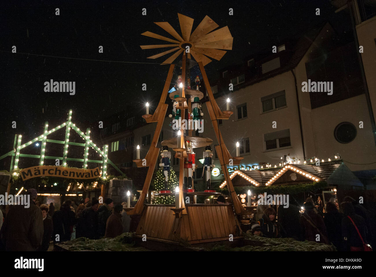 Traditional German Christmas Market on the Münsterplatz square, Ulm ...