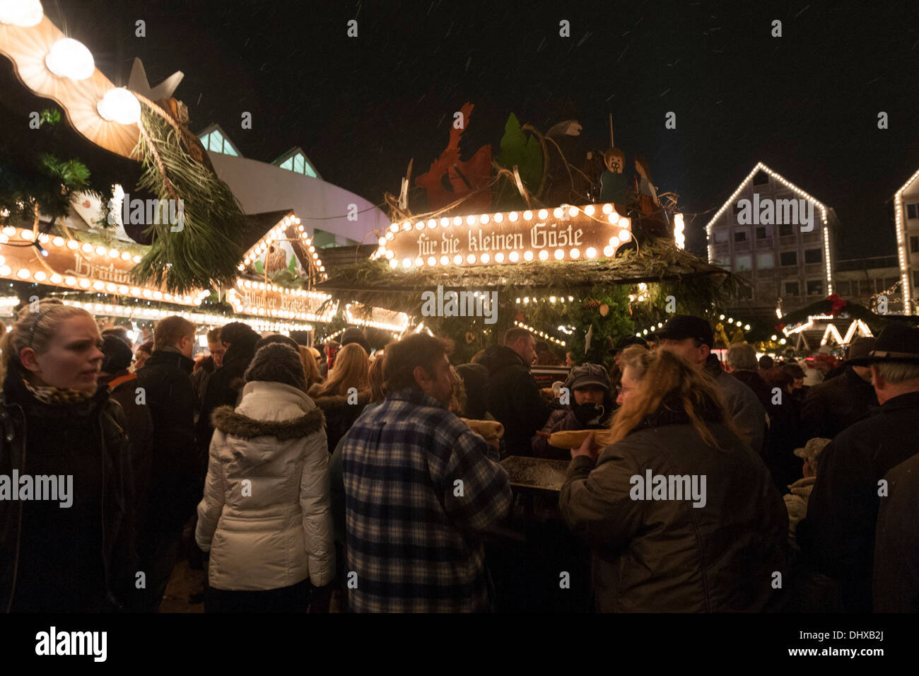 Traditional German Christmas Market on the Münsterplatz square, Ulm ...