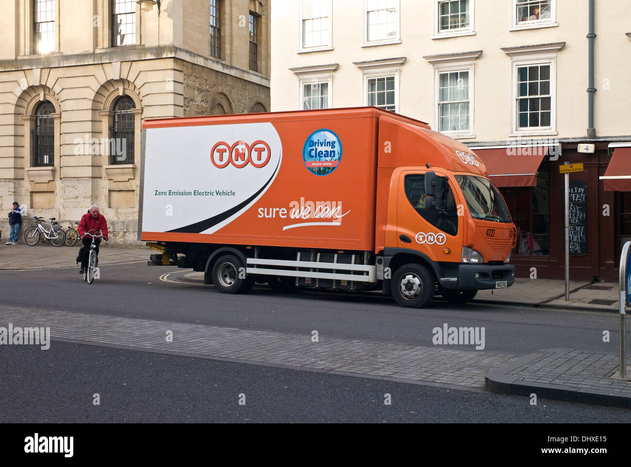 Tnt delivery lorry hi-res stock photography and images - Alamy