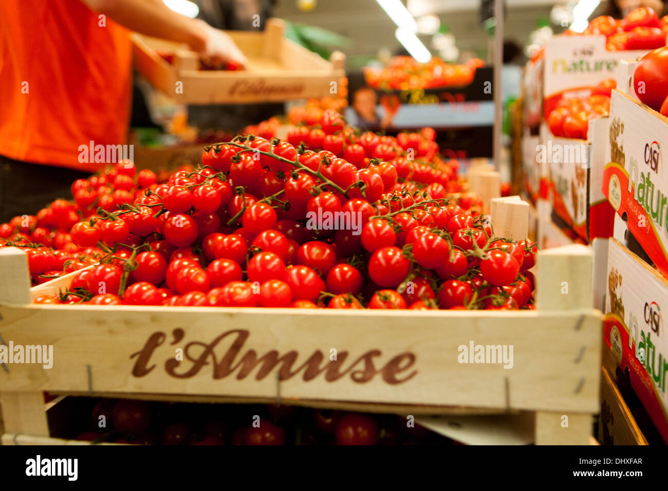 Fresh grocery store tomatoes hi-res stock photography and images - Alamy