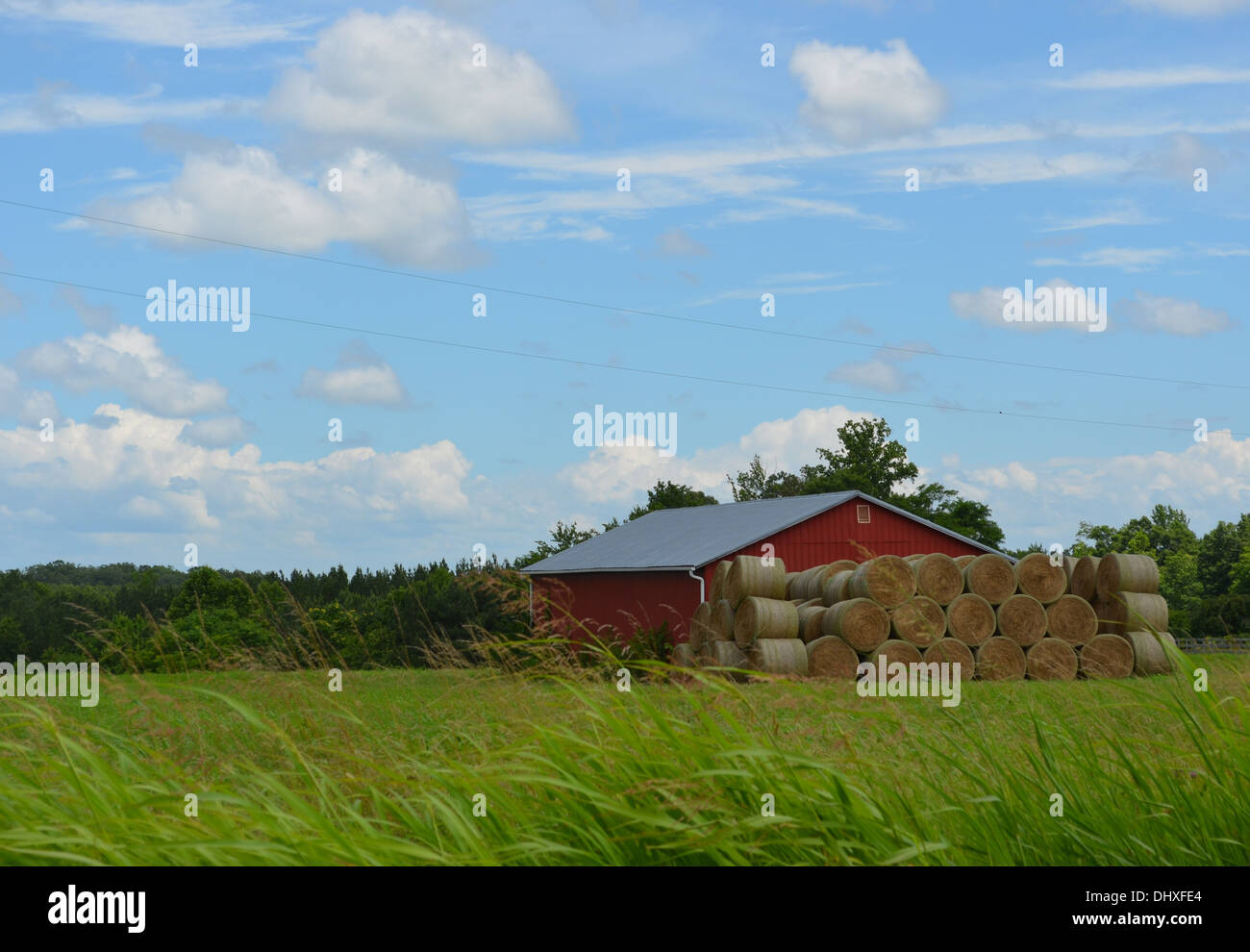 Hay bales red barn hi-res stock photography and images - Alamy