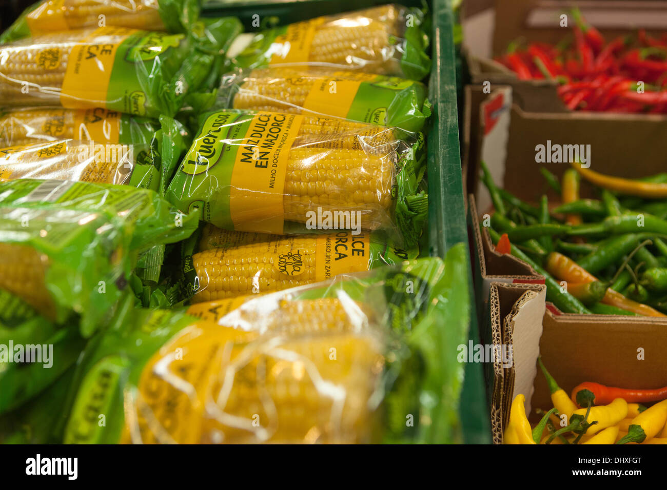 Supermarket corn hi-res stock photography and images - Alamy