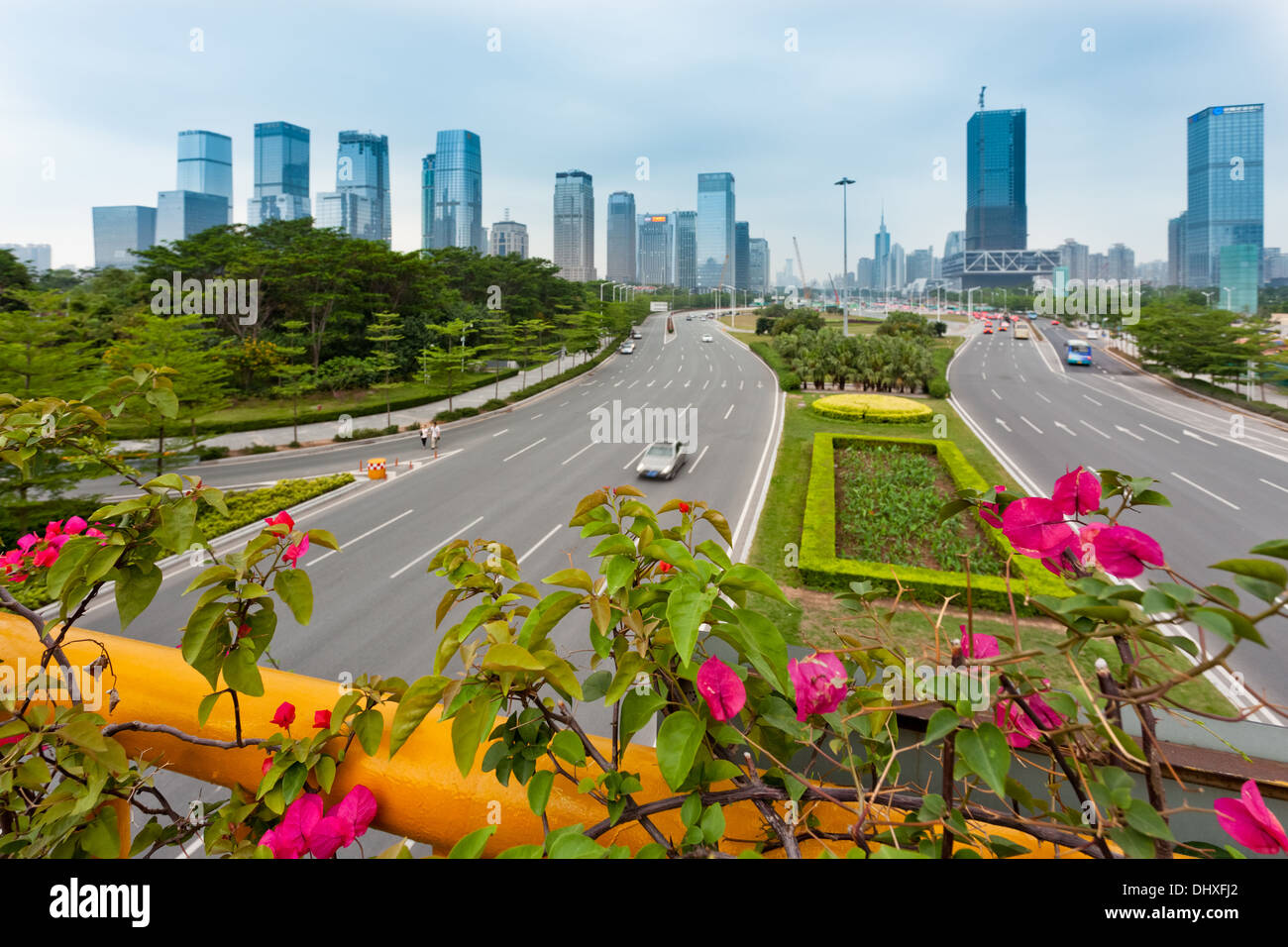 Urban street scene view hi-res stock photography and images - Alamy