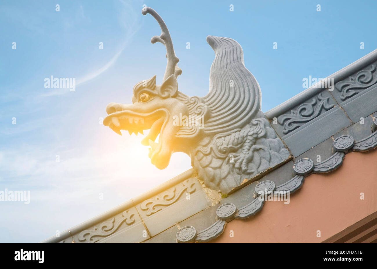 Dragon sculpture on roof Stock Photo - Alamy
