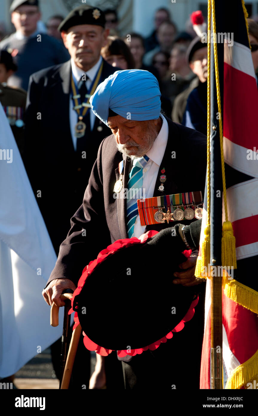 Laying a poppy wreath hi-res stock photography and images - Alamy