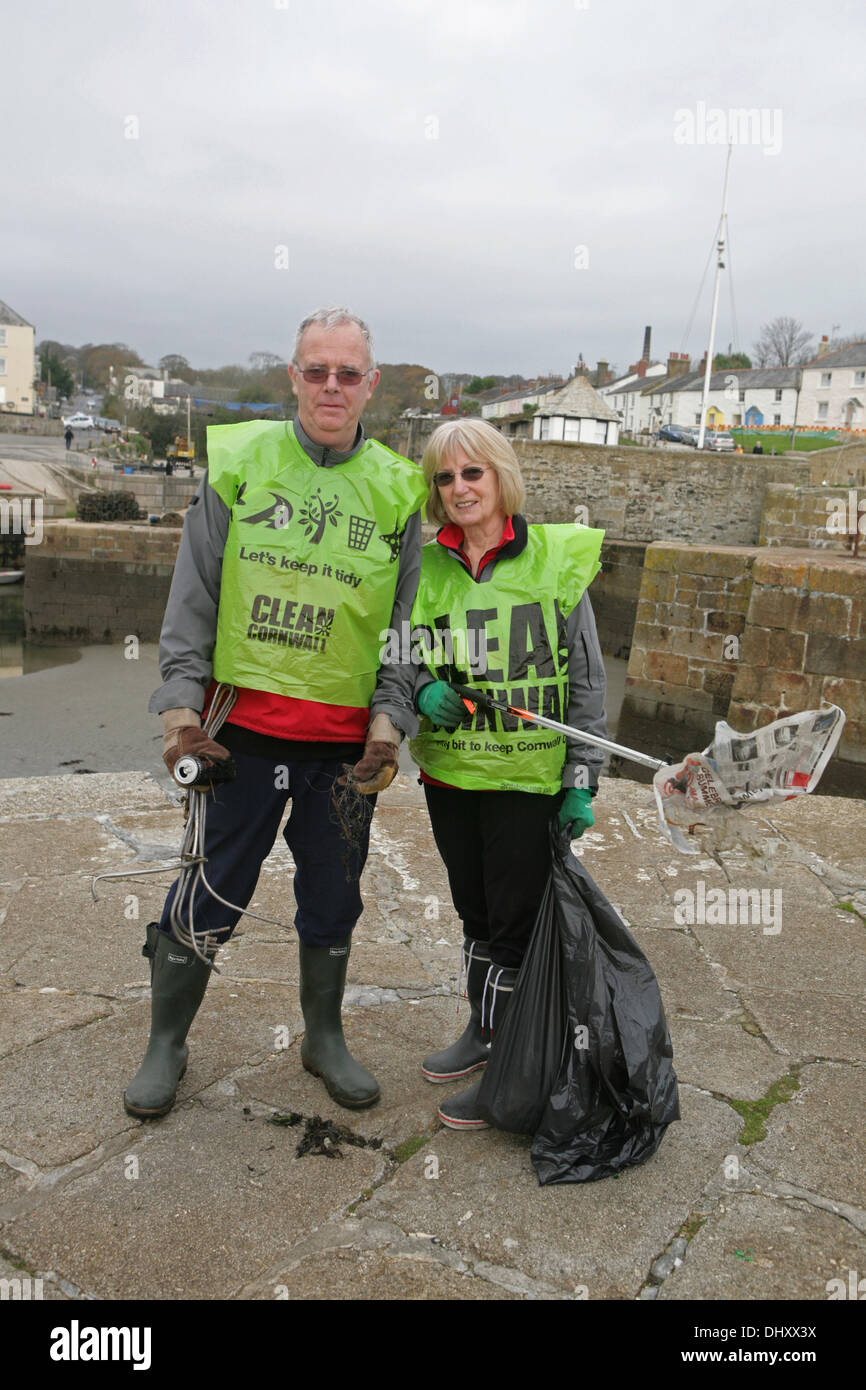 Charlestown, Cornwall, UK. 16th November 2013. Two Volunteers of Charlestown Parish clean up the ...